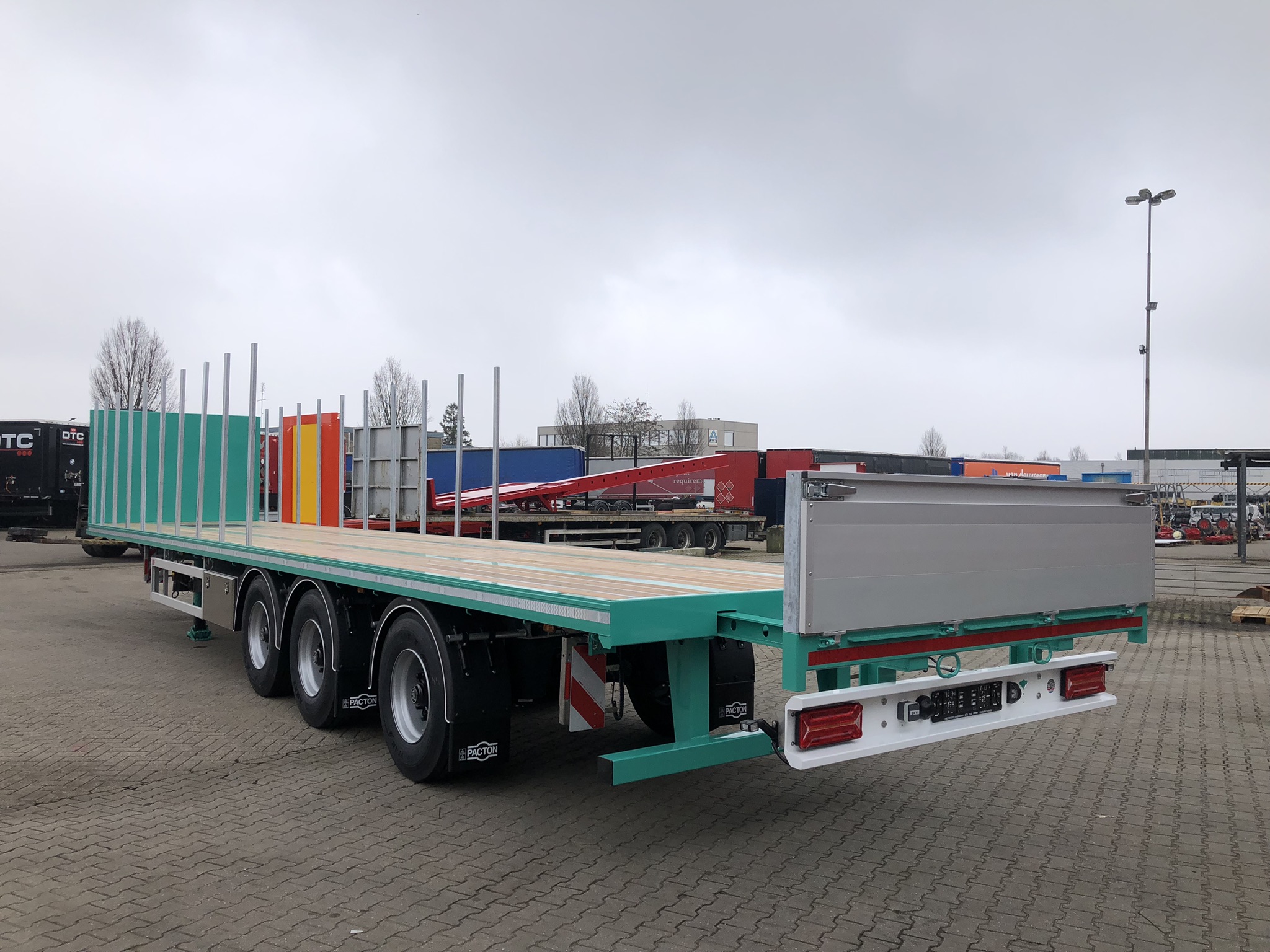 Six open Pacton Semi-Trailers offer BetonijzerBuigCentrale even greater ...